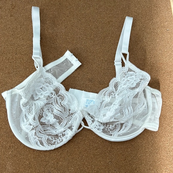 Vanity Fair | Intimates & Sleepwear | Vanity Fair White Lace Bra Size ...